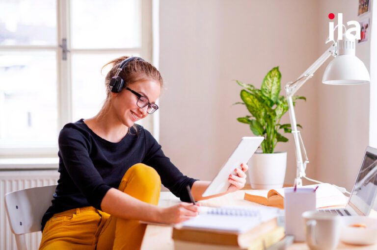 Quá khứ của feel: Cách chia feel V2, V3 và các giới từ đi kèm