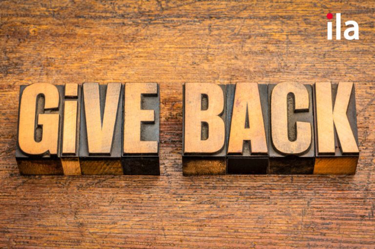 Quá khứ của give: Cách chia give V2 và give V3 - ILA Vietnam