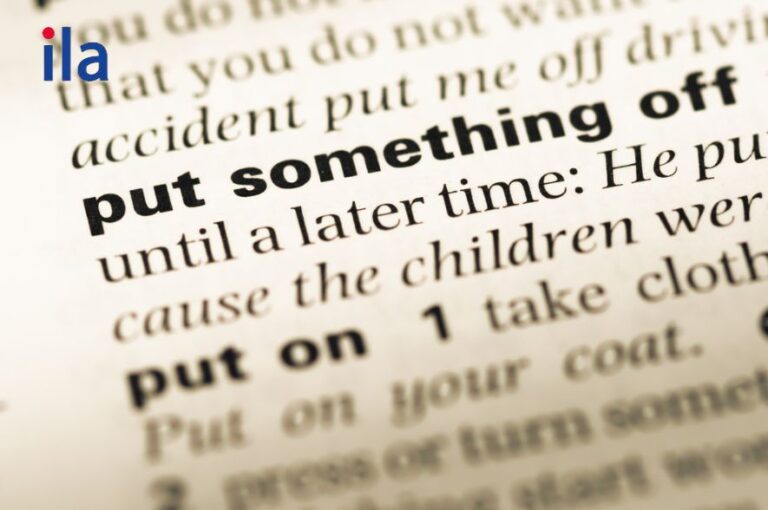 Put off là gì? Kiến thức tổng hợp về cụm động từ put off - ILA Vietnam