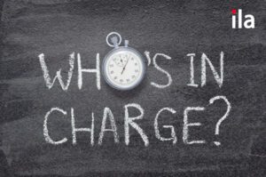 In charge of là gì? Định nghĩa, cấu trúc và cách dùng cụ thể