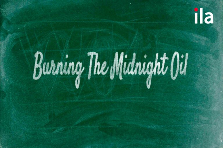 Burn the midnight oil là gì? Giải nghĩa thành ngữ thú vị - ILA Vietnam