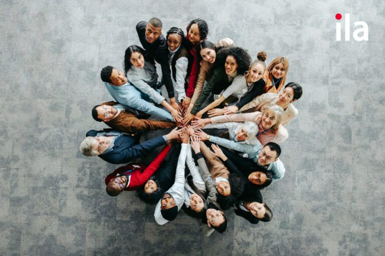 Teamwork là gì? Bật mí tips cải thiện kỹ năng teamwork - ILA Vietnam